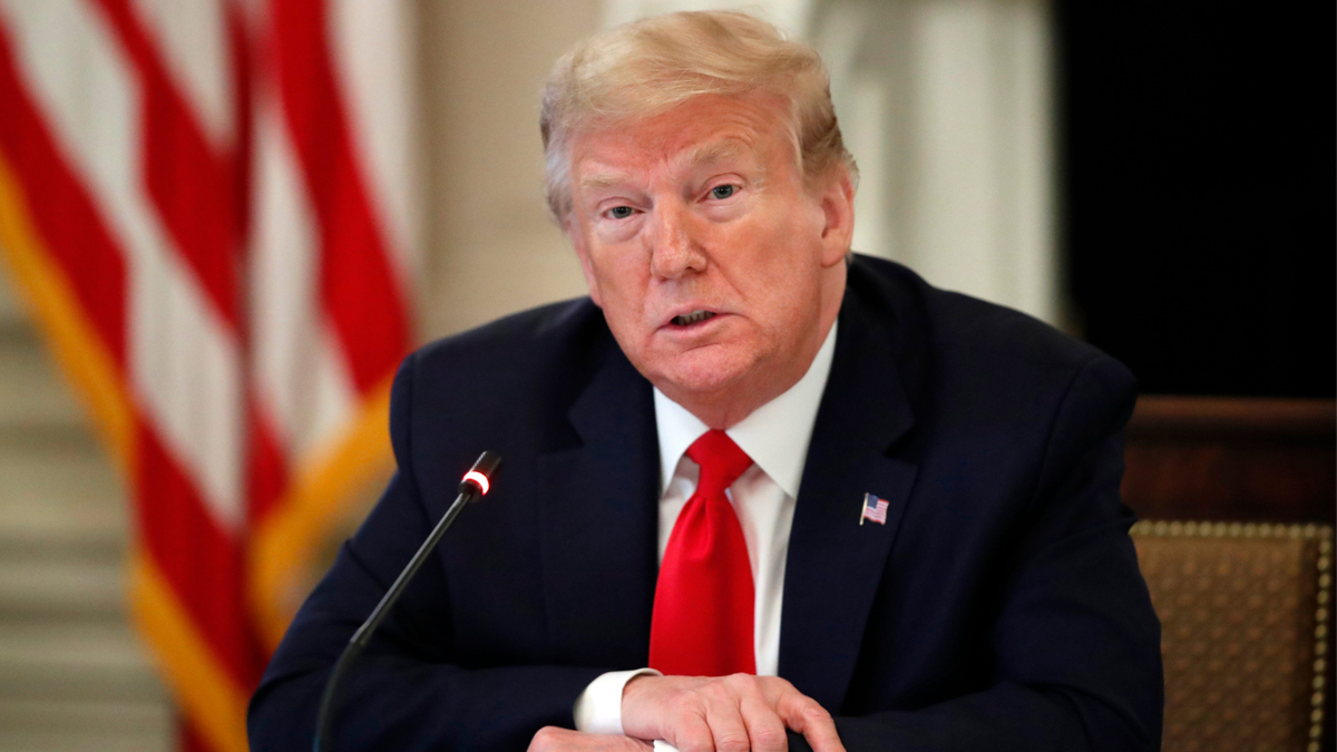 #DiaperDonがトレンド入り、トランプ氏の小さな机記者会見が話題 - Mashup Reporter